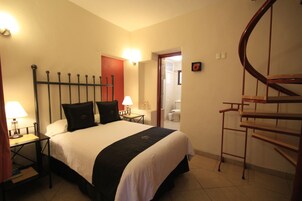 Quarto Standard, 1 cama king-size | Cofre no quarto, cortinas/cortinados opacos, ferro/tábua de engomar 