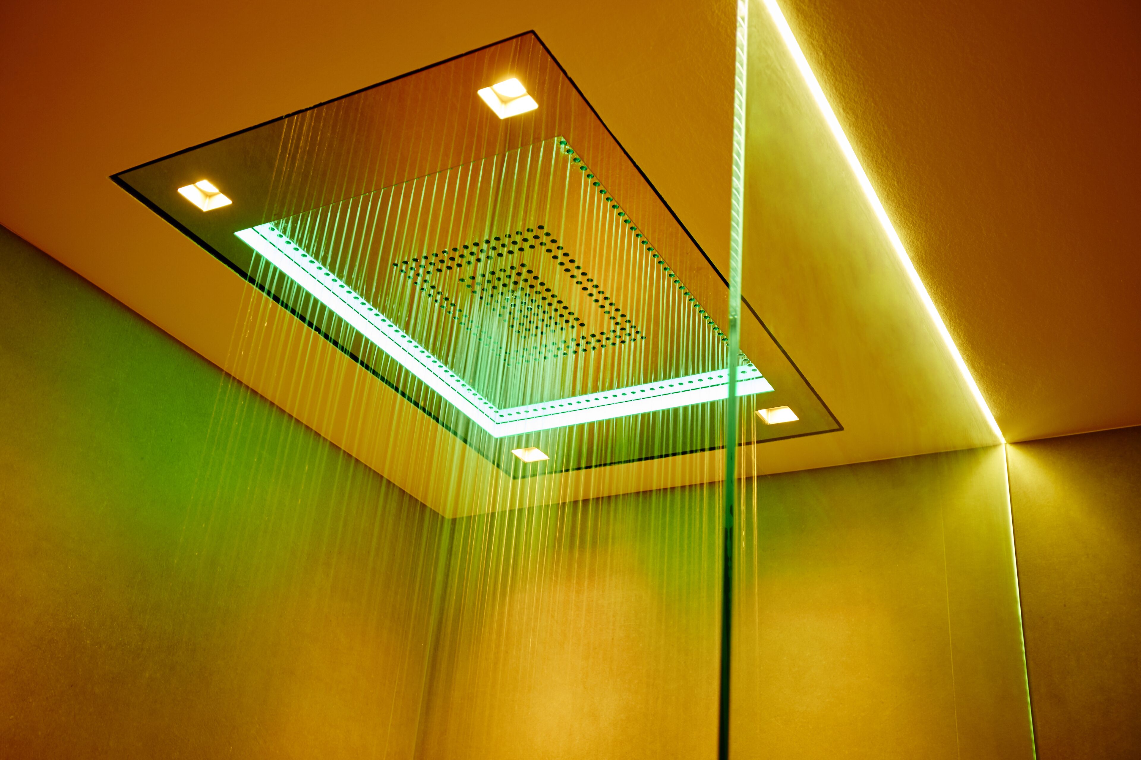 Teto moderno com luminária geométrica e faixa de luz linear.