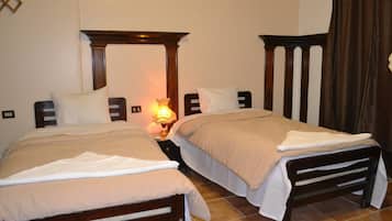 Cofres nos quartos, individualmente decorados, escrivaninha