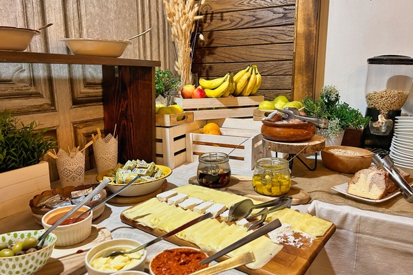 Pequeno-almoço tipo buffet diário mediante uma taxa