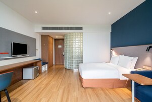 Quarto standard, 1 cama Queen | Cofres nos quartos, escrivaninha, quartos à prova de som, berços