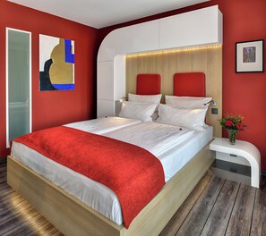 Quarto casal conforto | Frigobar, cofres nos quartos, escrivaninha, berços grátis