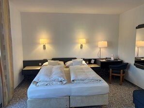 Roupa hipoalergénica, edredões de penas, minibar, cofre no quarto 