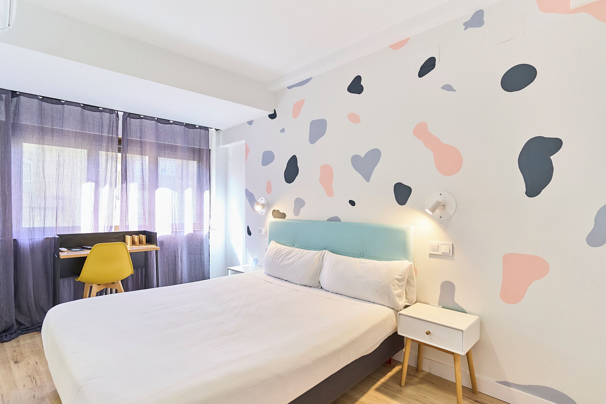 Quarto casal urbano, 1 cama de casal ou 2 camas de solteiro, banheiro privativo | Roupas de cama premium, edredons de pluma, Wi-Fi de cortesia