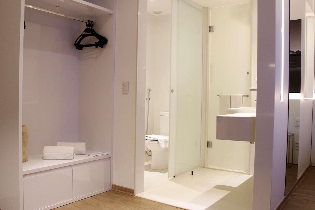 Suíte, 2 camas de casal | Frigobar, cofres nos quartos, cortinas blackout, quartos à prova de som