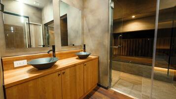 Quarto, para fumantes (Twin Bedroom,Semi-Open-Air Bath Sauna) | Banheiro | Vasos sanitários com bidê eletrônico, toalhas de banho