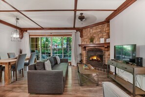 Apartamento em Condomínio Fechado | Sala de estar | TV de ecrã plano, lareira, leitor de DVD 