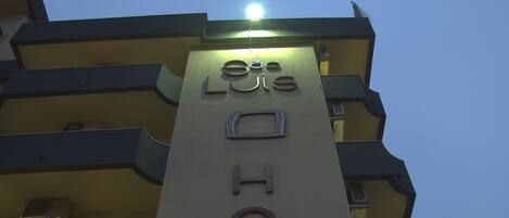 Placa de hotel com o nome 'The Louis Hotel' em design vertical moderno.