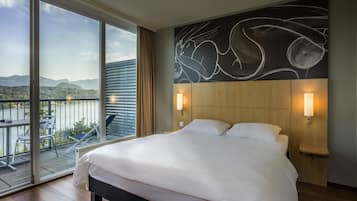 Quarto Superior, 1 cama queen-size, vista para o lago | Secretária, quartos insonorizados, berços/camas para crianças grátis