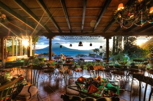 Café da manhã, almoço e jantar; culinária internacional