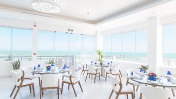 Pequenos-almoços, almoços, jantares servidos, com vista para a piscina