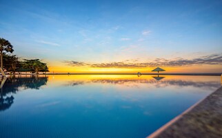 2 piscinas externas, funciona das 6h às 20h, guarda-sóis