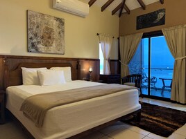 Superior Room, 1 King Bed, Beach View or Pool View | Frigobar, cofres nos quartos, quartos à prova de som, roupa de cama