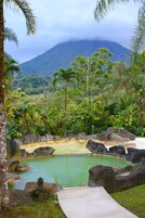 Piscina externa, espreguiçadeiras