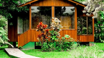 Quarto superior | Cofres nos quartos, individualmente mobiliados, escrivaninha