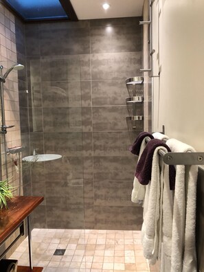 Suite-Estúdio Comfort, 1 quarto, não fumadores, kitchenette | Duche na casa de banho