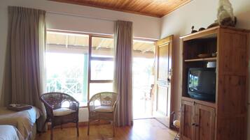 Quarto triplo (Single beds) | Escrivaninha, Wi-Fi de cortesia