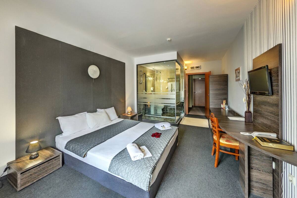 Quarto Duplo Deluxe, varanda, Vista para a cidade | Minibar, secretária, ferro/tábua de engomar 
