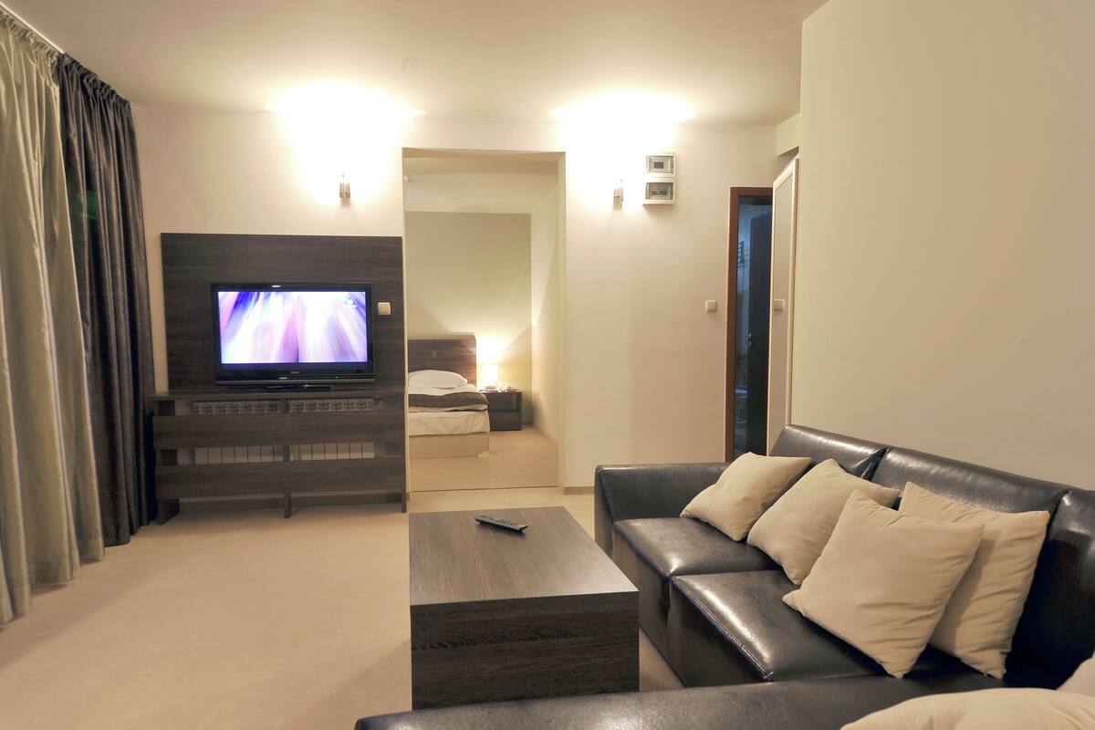 Suite, varanda, vista para a montanha | Minibar, secretária, ferro/tábua de engomar 