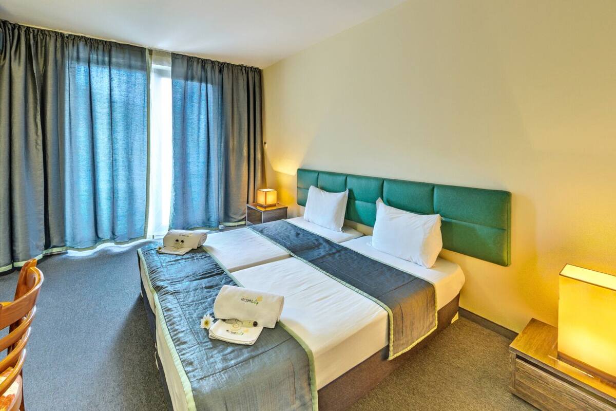 Quarto Duplo ou Twin Básico, varanda, vista para a montanha | Minibar, secretária, ferro/tábua de engomar 