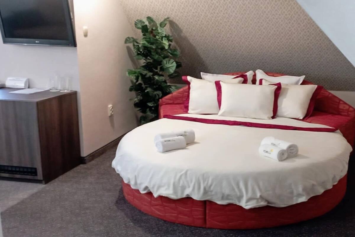 Quarto Duplo Comfort, varanda, Vista para a cidade | Minibar, secretária, ferro/tábua de engomar 