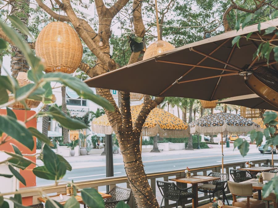 Pequenos-almoços servidos, com espaço para refeições ao ar livre