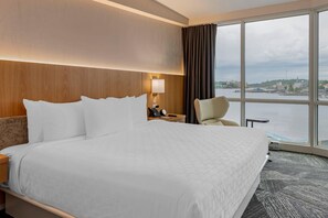 Quarto, 1 cama King, vista para o lago | Roupas de cama antialérgicas, camas com colchões pillow-top