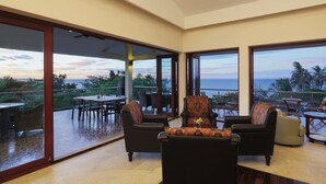 Com vista para a praia, aberto diariamente 