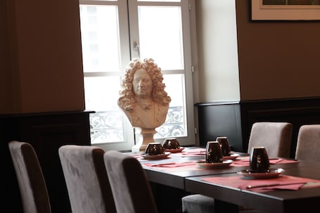 Pequeno-almoço tipo buffet diário (14 EUR por pessoa) . Hotel Vauban