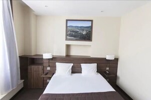 Quarto família | Roupas de cama premium, frigobar, cofres nos quartos, escrivaninha