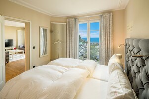 Suite | Minibar, cofre no quarto, com decoração personalizada