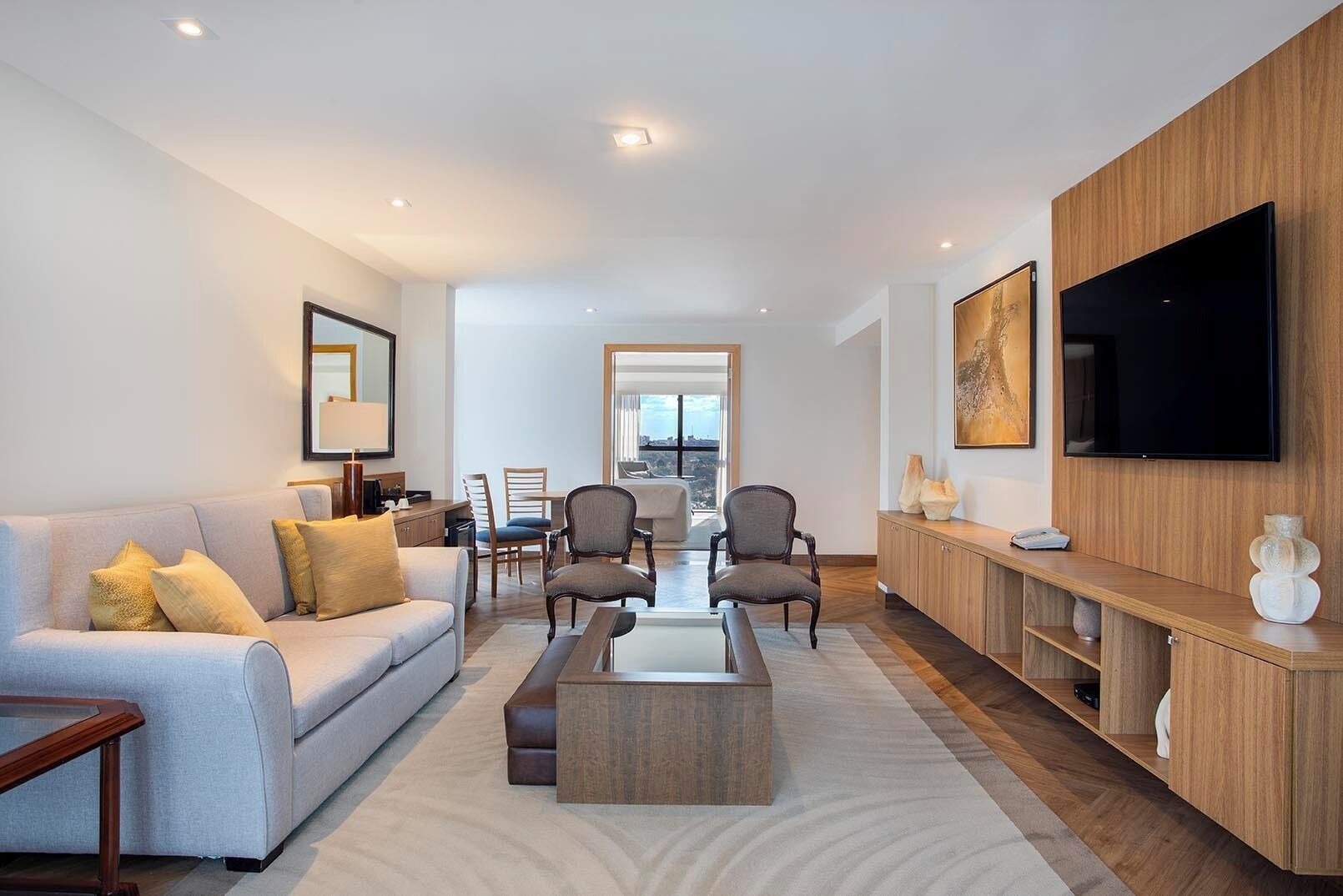 Frigobar, cofres nos quartos, escrivaninha