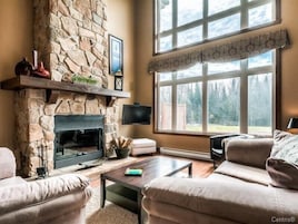 Casa de Férias | Sala | TV de ecrã plano, lareira, leitor de DVD