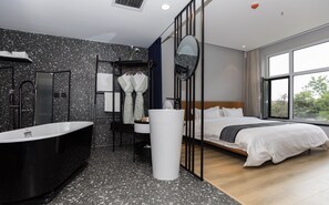Suíte luxo, vista para o jardim | 1 quarto, cofres nos quartos, escrivaninha, cortinas blackout