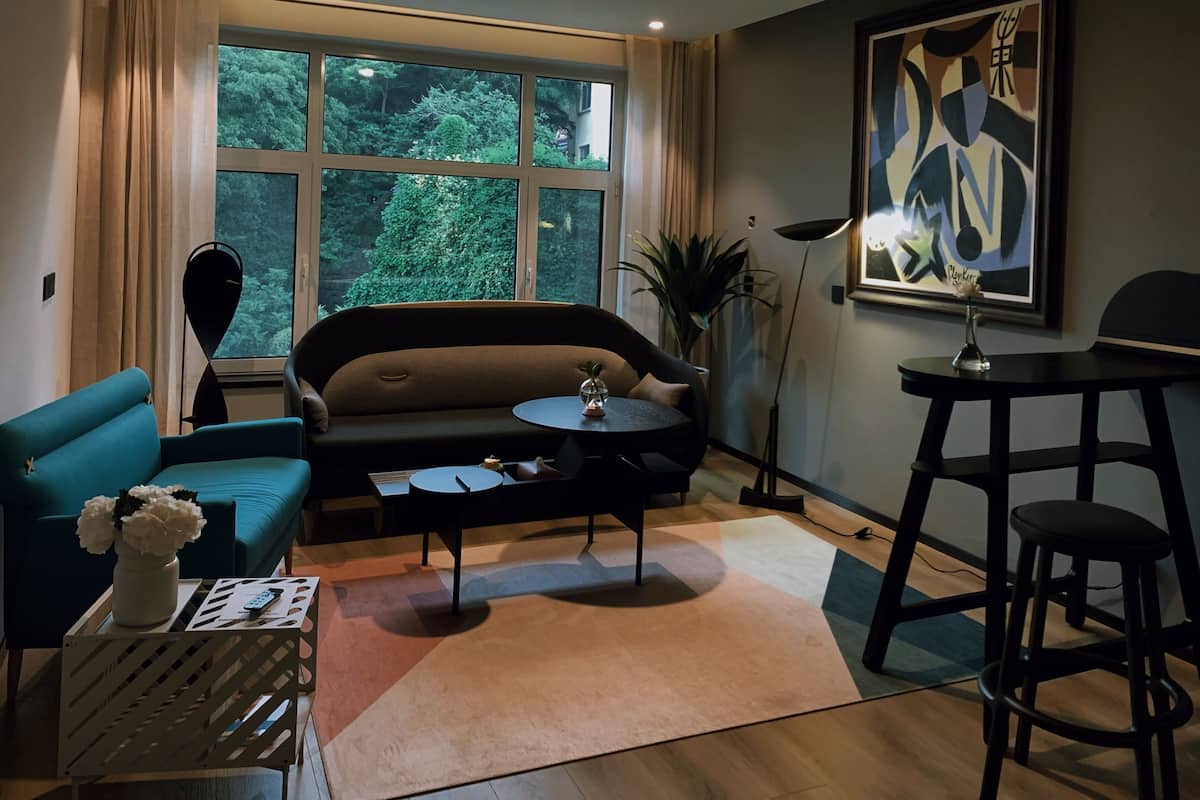 Suite Deluxe, vista para o jardim | 1 quarto, cofre no quarto, secretária, cortinas/cortinados opacos