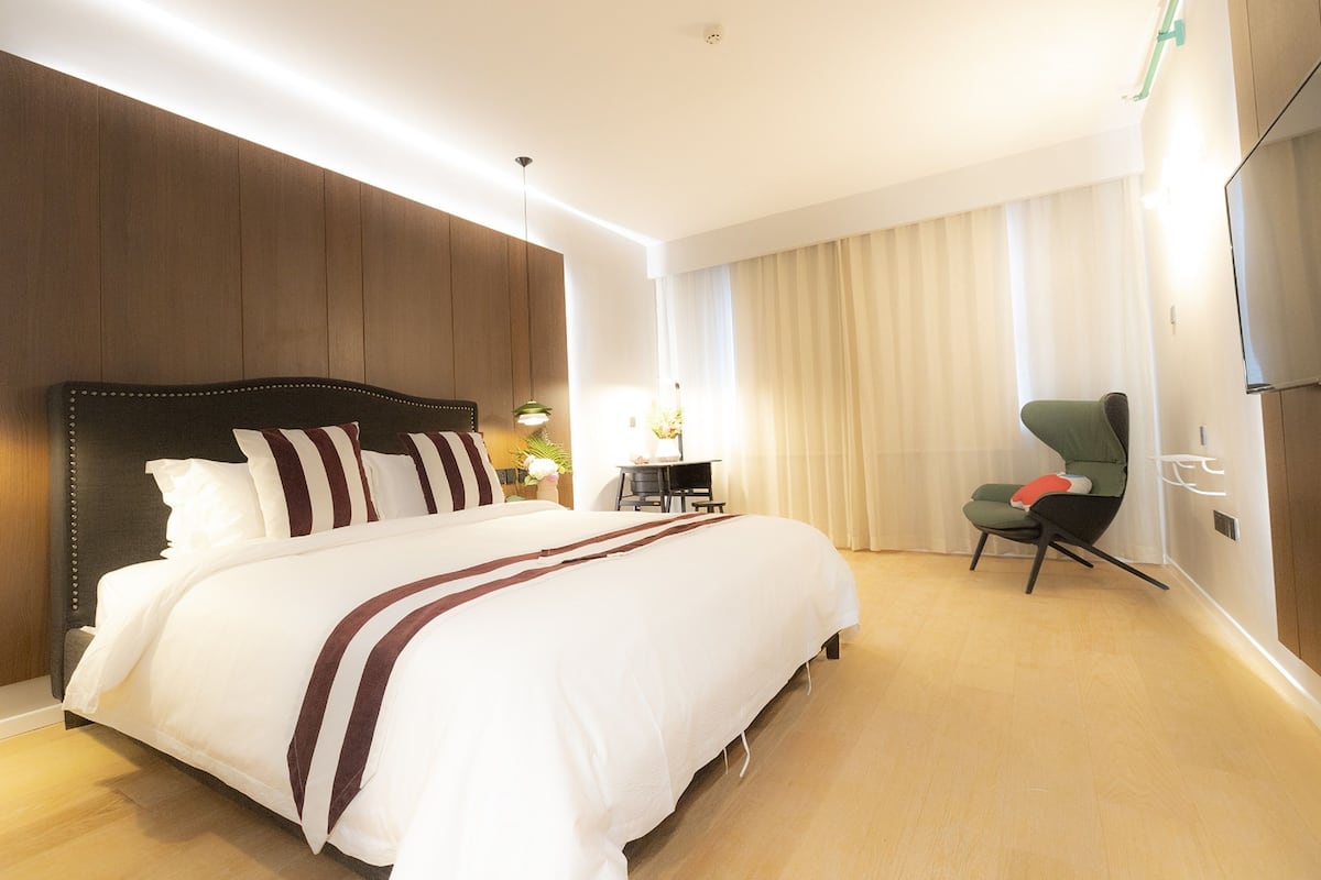 Quarto Superior | 1 quarto, cofre no quarto, secretária, cortinas/cortinados opacos