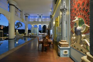 Piscina interior, espreguiçadeiras