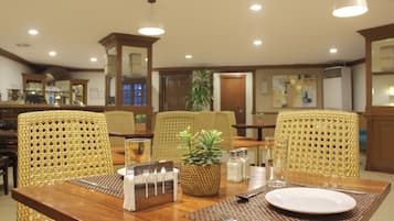 Pequenos-almoços, almoços, jantares servidos, cozinha filipina