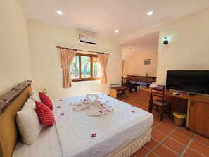 Quarto Deluxe | Edredões de penas, minibar, secretária, cortinas/cortinados opacos 