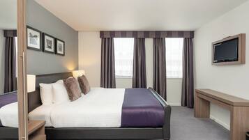 Cofres nos quartos, escrivaninha, cortinas blackout