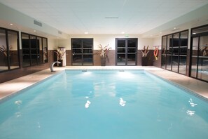 Piscina interior, piscina exterior sazonal, guarda-sóis