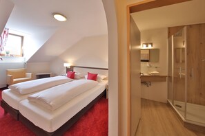 Quarto casal | Roupas de cama premium, cofres nos quartos, escrivaninha
