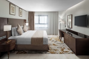 Suíte premier, 2 quartos (City, 1 King & 2 Double) | Roupas de cama antialérgicas, frigobar, cofres nos quartos, escrivaninha