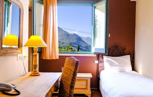 Quarto Individual | Roupa de alta qualidade, minibar, cofre no quarto
