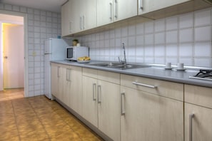 Apartamento, 3 quartos, vista para o mar | Cozinha americana privada | Geladeira, micro-ondas, talheres/pratos/utensílios de cozinha