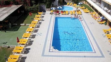 Piscina exterior, guarda-sóis, espreguiçadeiras