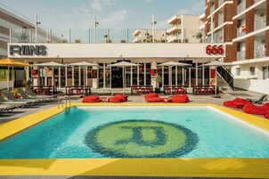 Piscina exterior, guarda-sóis, espreguiçadeiras