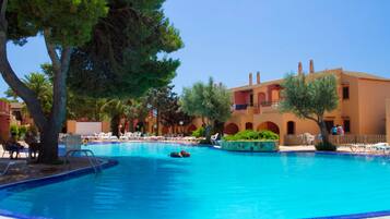 Piscina externa, espreguiçadeiras