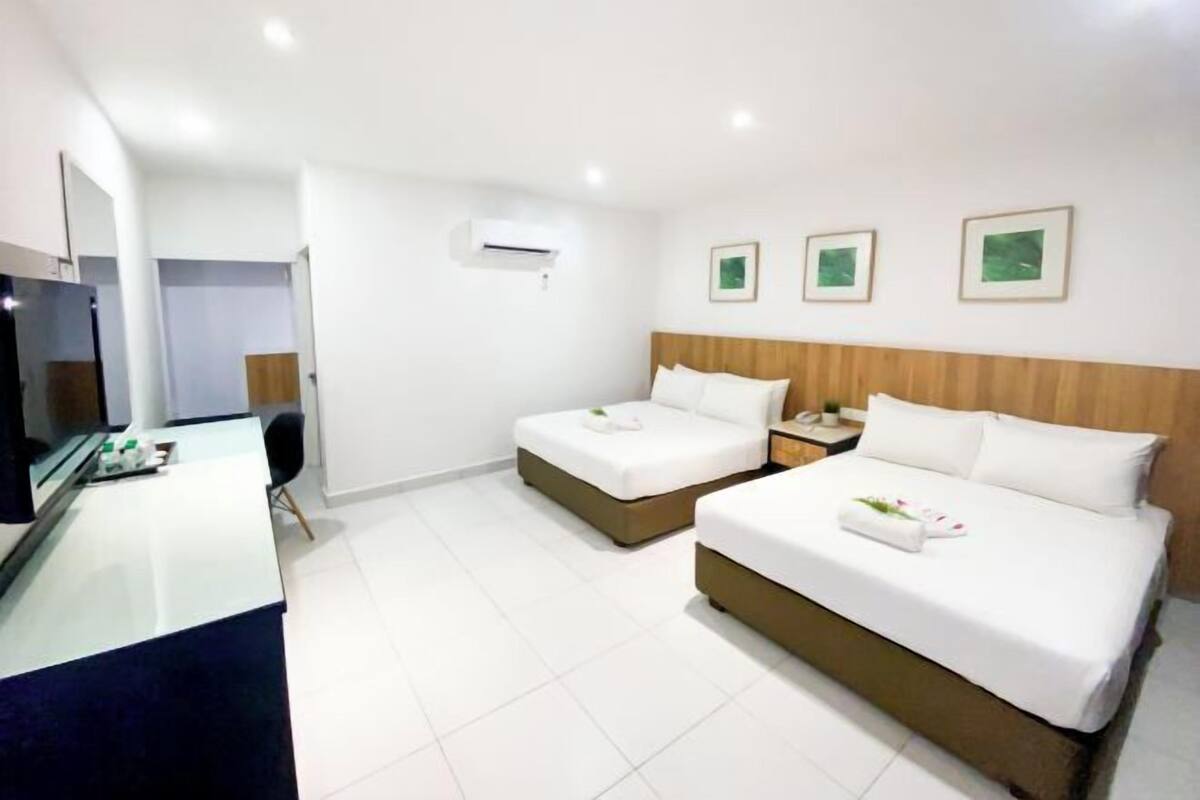 Minibar, cofre no quarto, secretária, ferro/tábua de engomar 