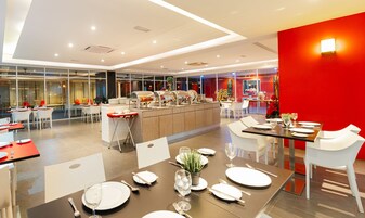 Serviço de almoço e jantar; culinária asiática, vistas para a piscina 